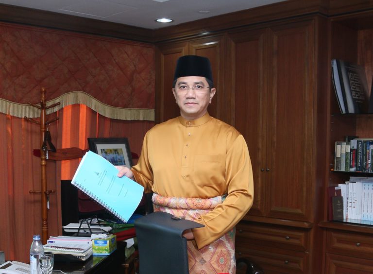 “AZMIN NI JENIS SEMUA ORANG TAK BAGUS, DIA SEORANG BAGUS”