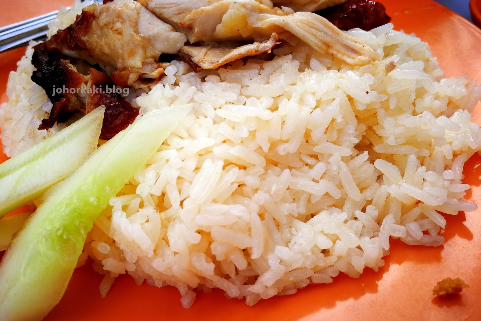 Cheap & Good Chicken Rice at Kim Kooi Kopitiam. Pelangi JB 怡保仔燒雞飯 |Tony ...