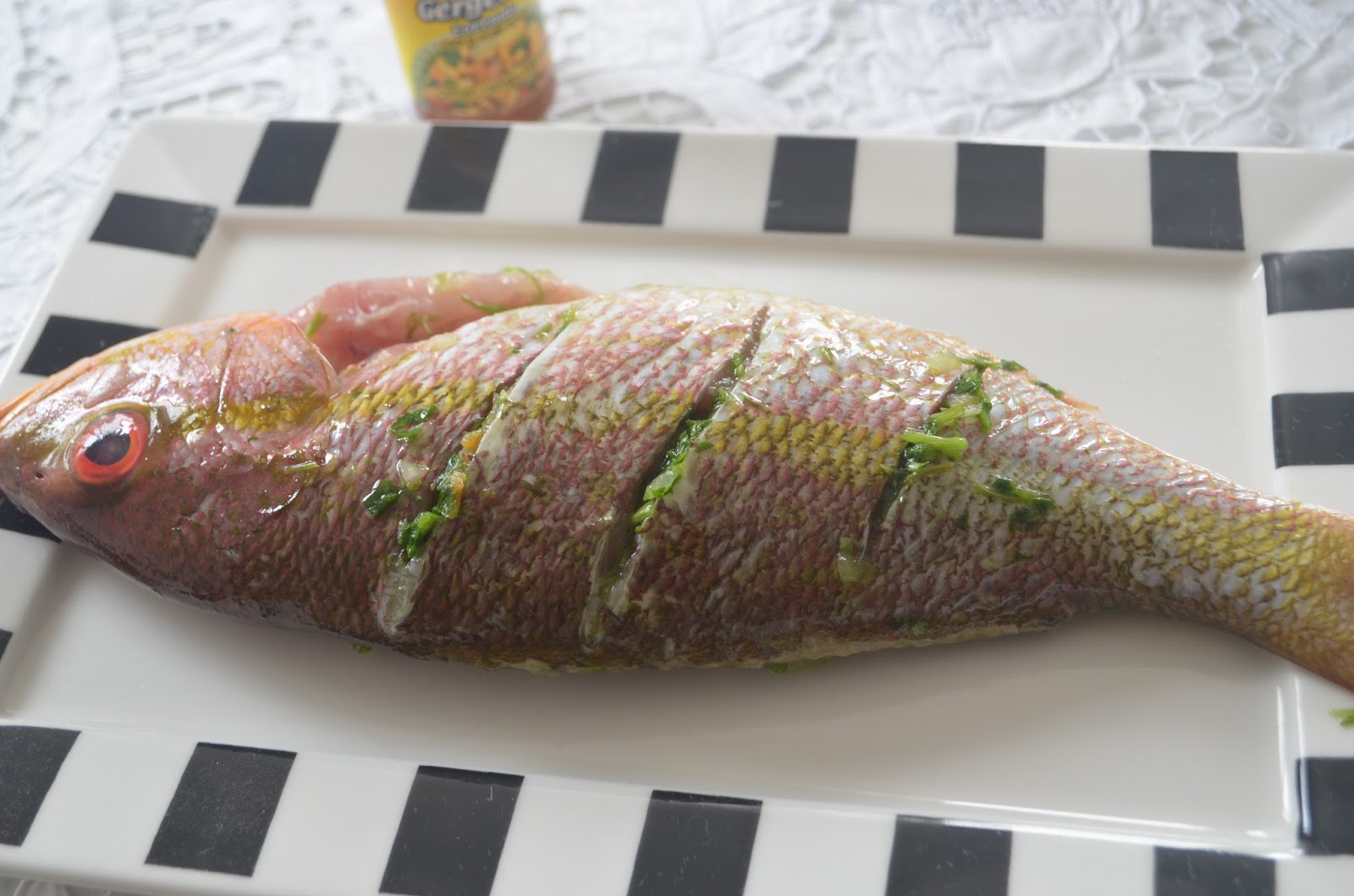 Peixe Vermelho Inteiro assado com temperos Asiático ou Caribenho ou ...