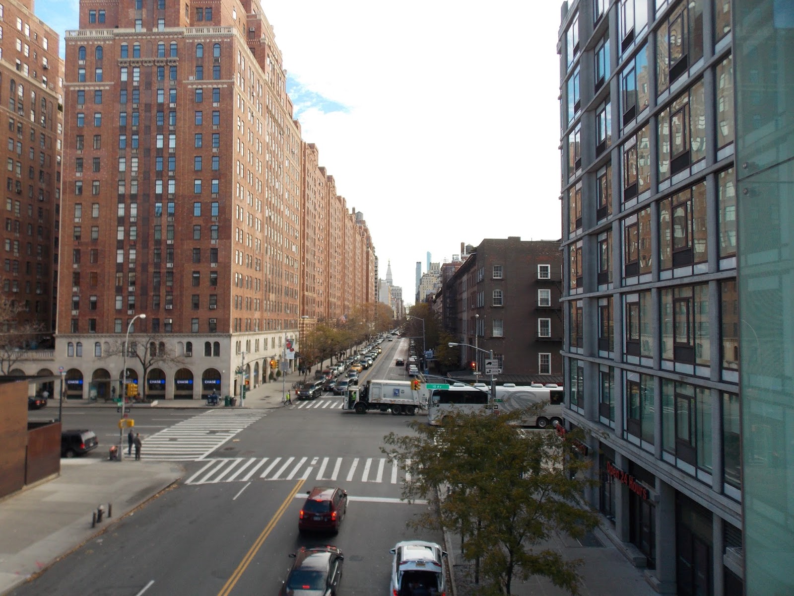 CHINAR SHADE : HIGH LINE WALKWAY IN WEST MANHATTAN NEW YORK