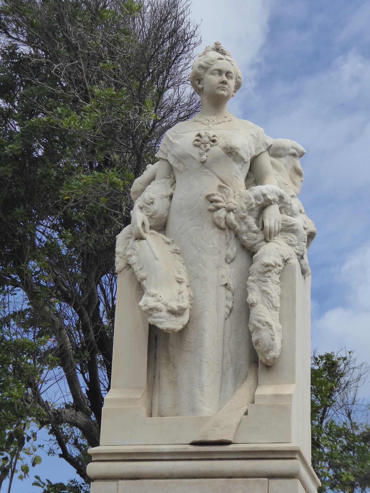 Photo-ops: Statue of Historic Figure: Queen Wilhelmina - Willemstad ...