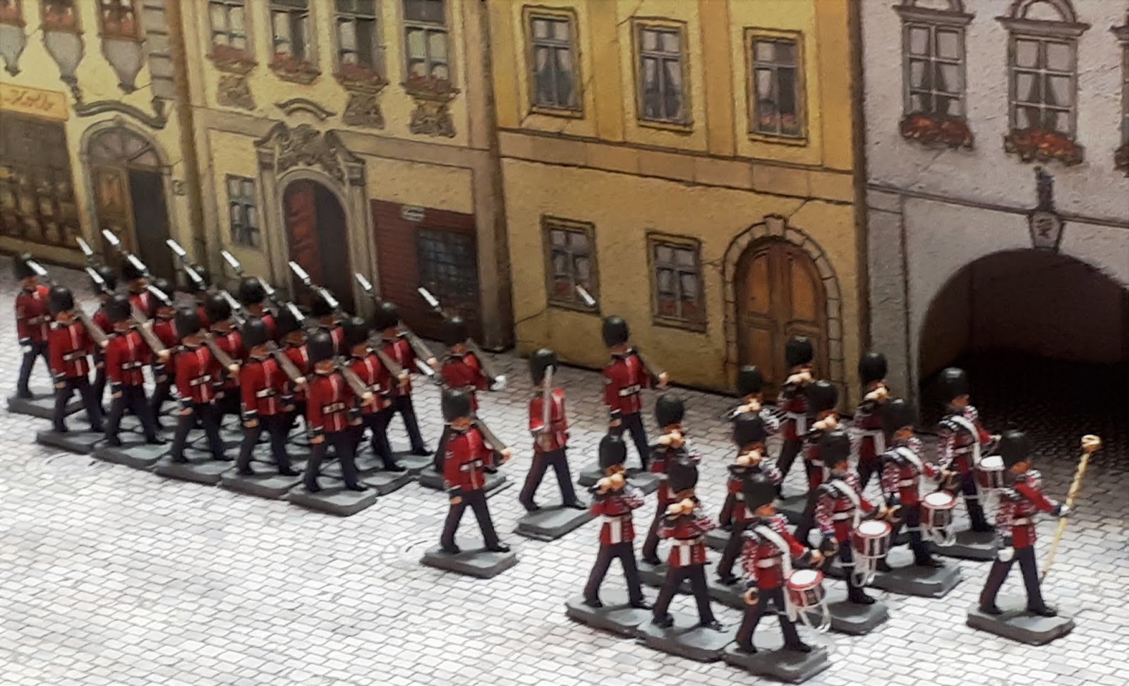 military modeling in scale 1/72: Grenadier Guards marching through ...