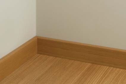 Plint lantai, tameng dinding dari kotoran dan percikan air ...