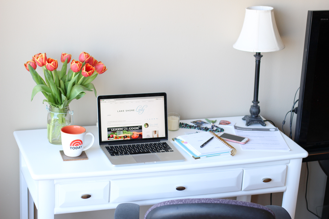 What's on my desk? - Lake Shore Lady