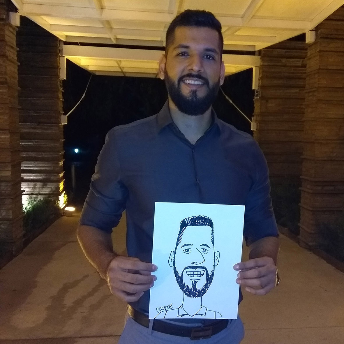 CARICATURISTA PACOTE: HACIENDO CARICATURAS EN LA POSADA DE FERRERO