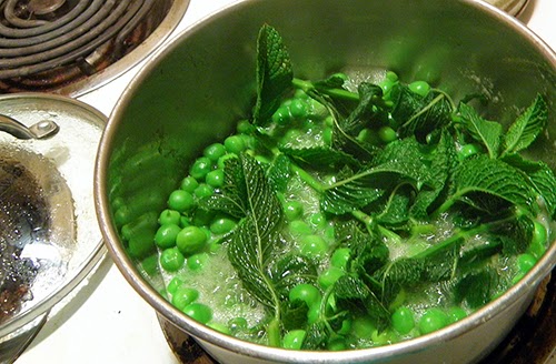 Seasonal Eating: Spring Peas with Mint