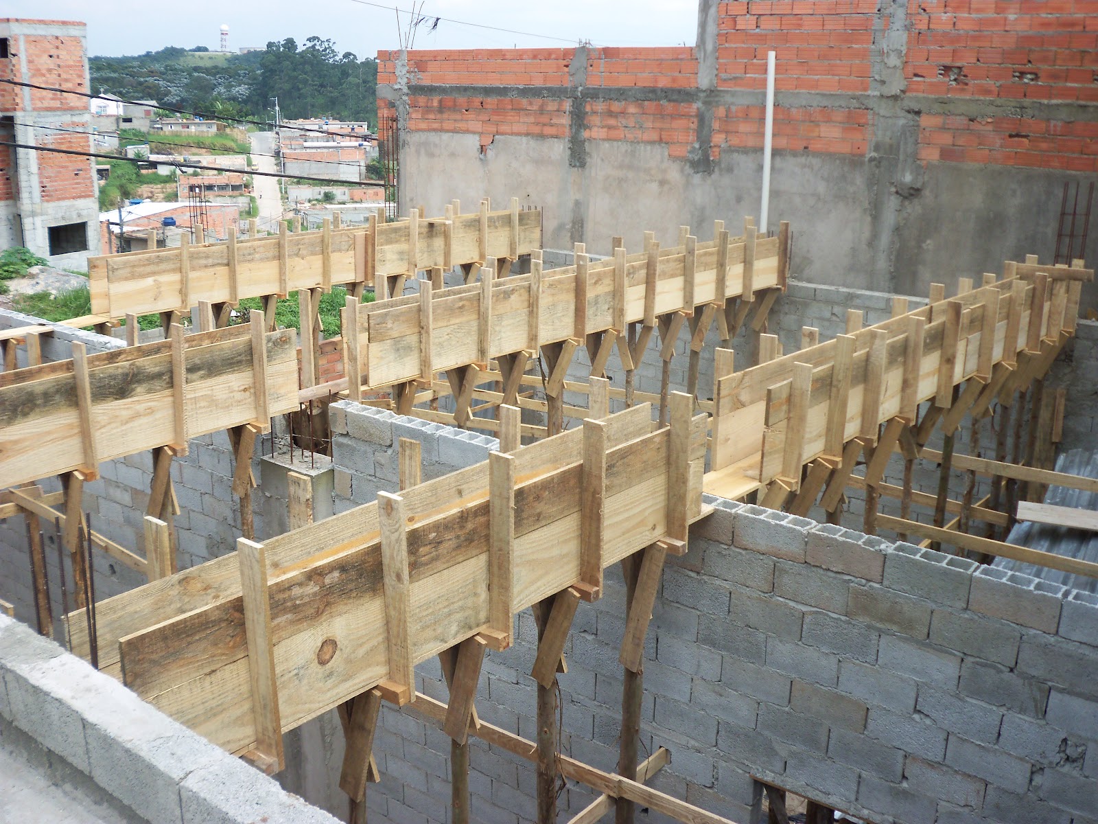 Pedreiro Max: Escoramento de vigas aéreas