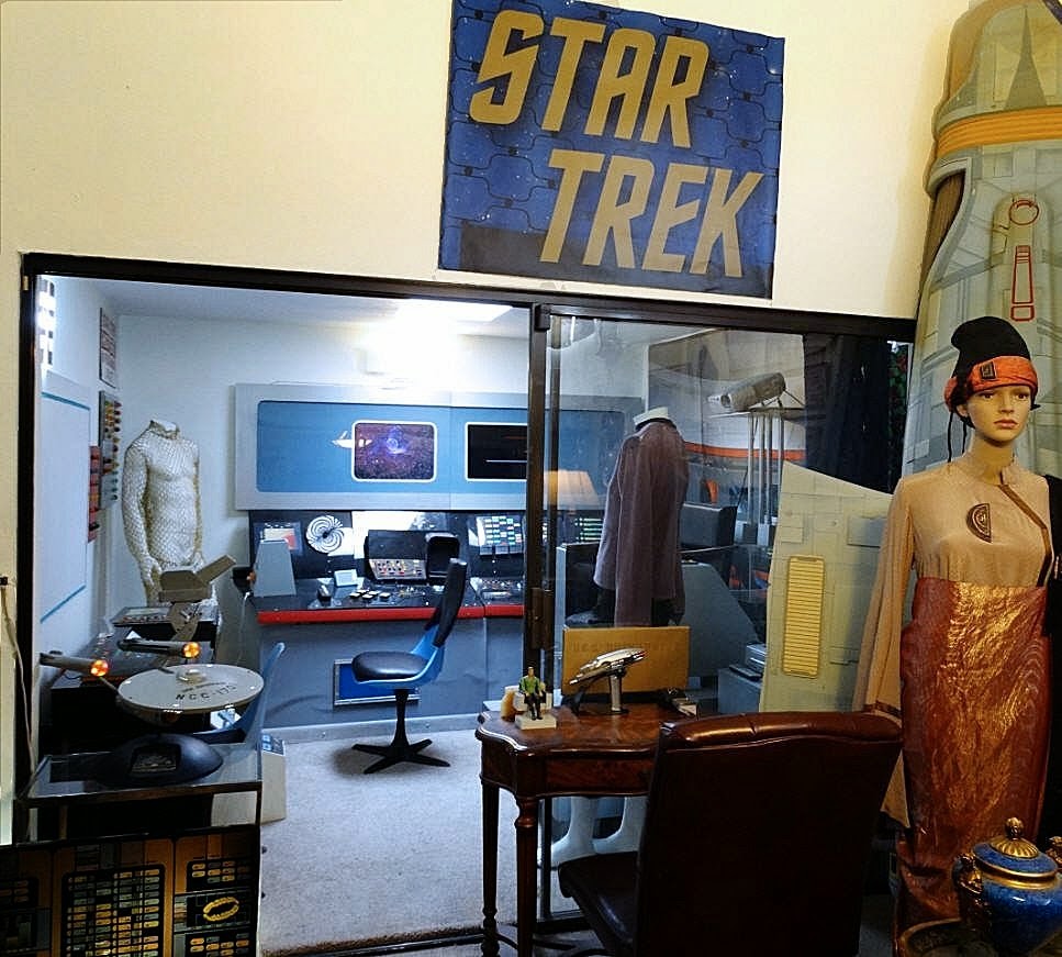 Star Trek Prop, Costume & Auction Authority: Simulated U.S.S ...