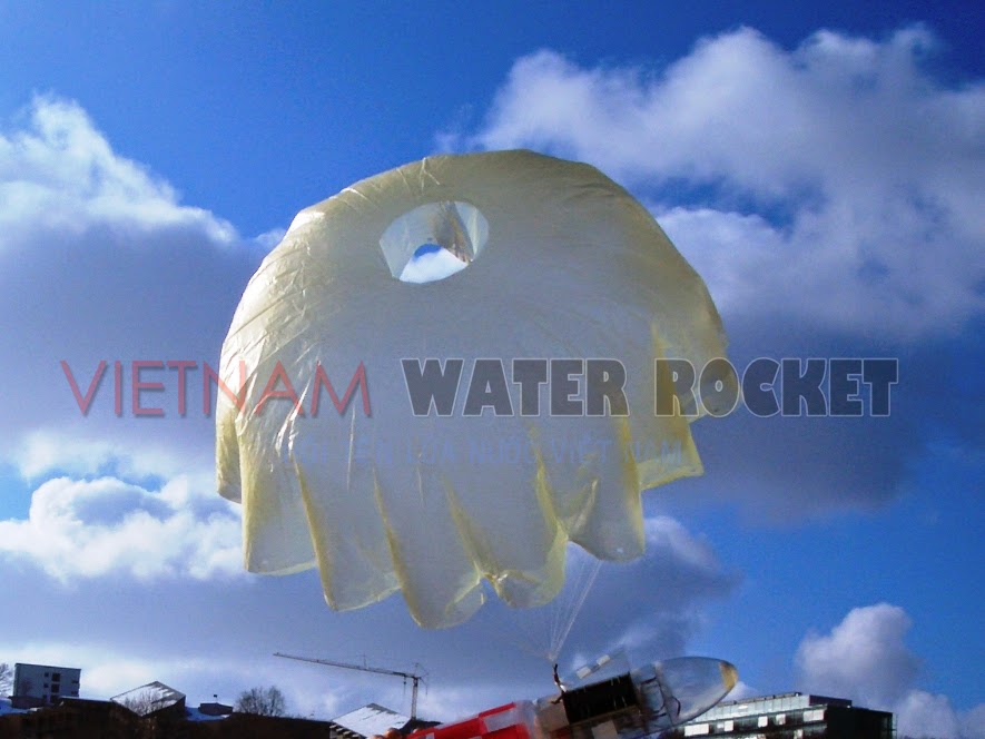 Khoét lỗ tròn ở giữa dù sẽ giúp Tên Lửa Nước rơi gần vị trí phóng của ...