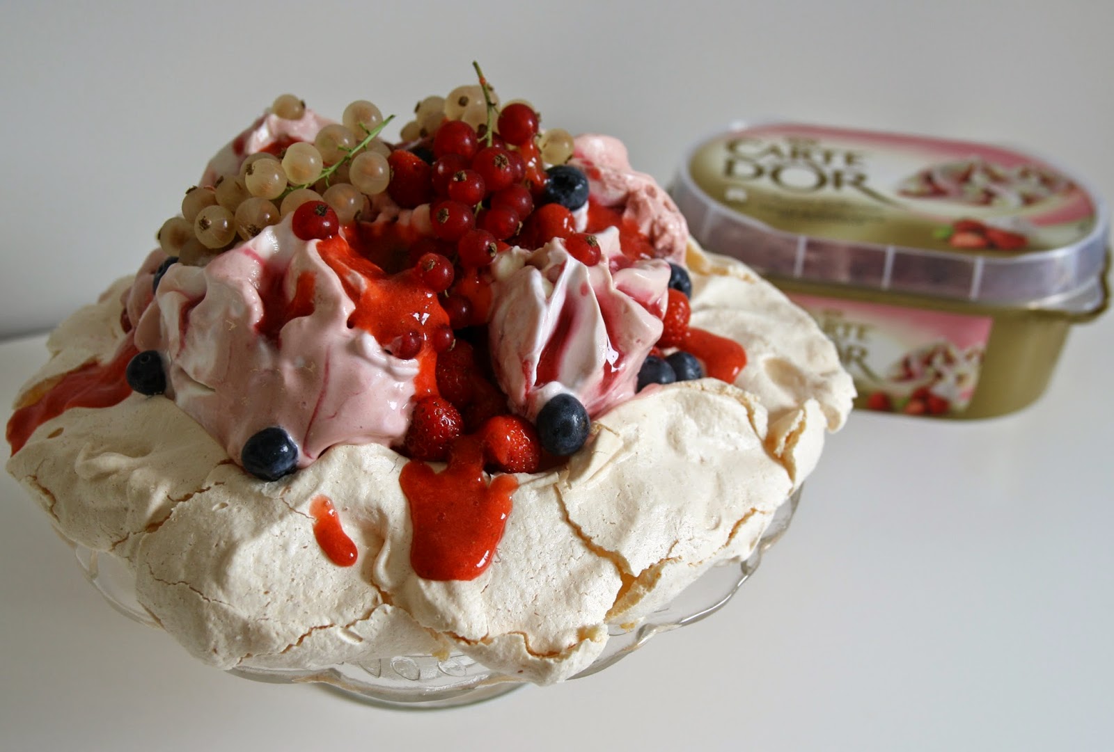 Parmesan et Paprika: Pavlova Glacée aux Fruits Rouges