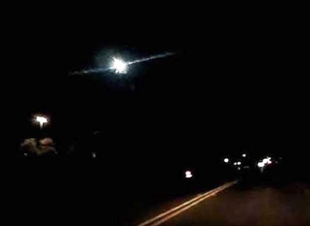 Bright green shooting star / meteor, San Antonio - Nov 8, 2014 (Dashcam)