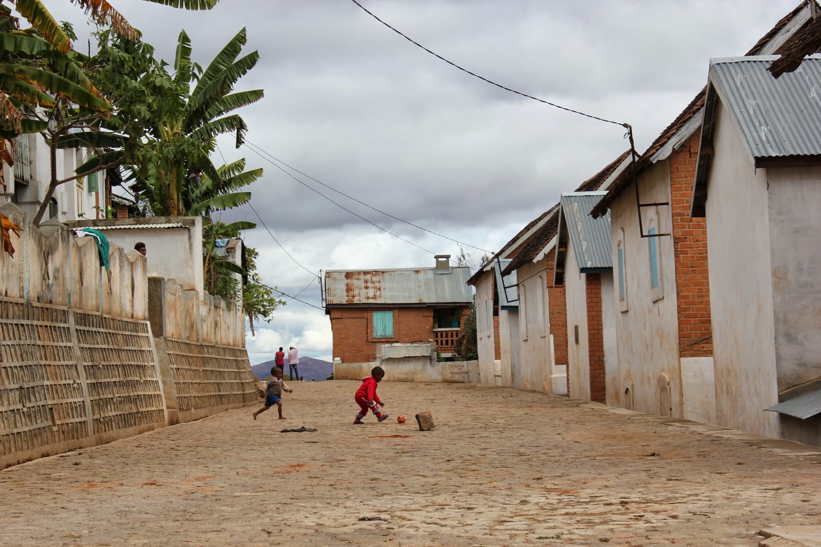 Madagascar Way Of Life: Akamasoa et le Père Pedro...