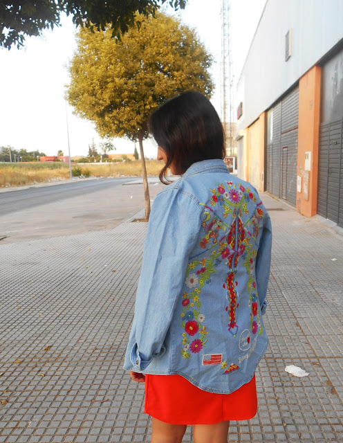Camisa Vaquera Bordada Una Chica Casual