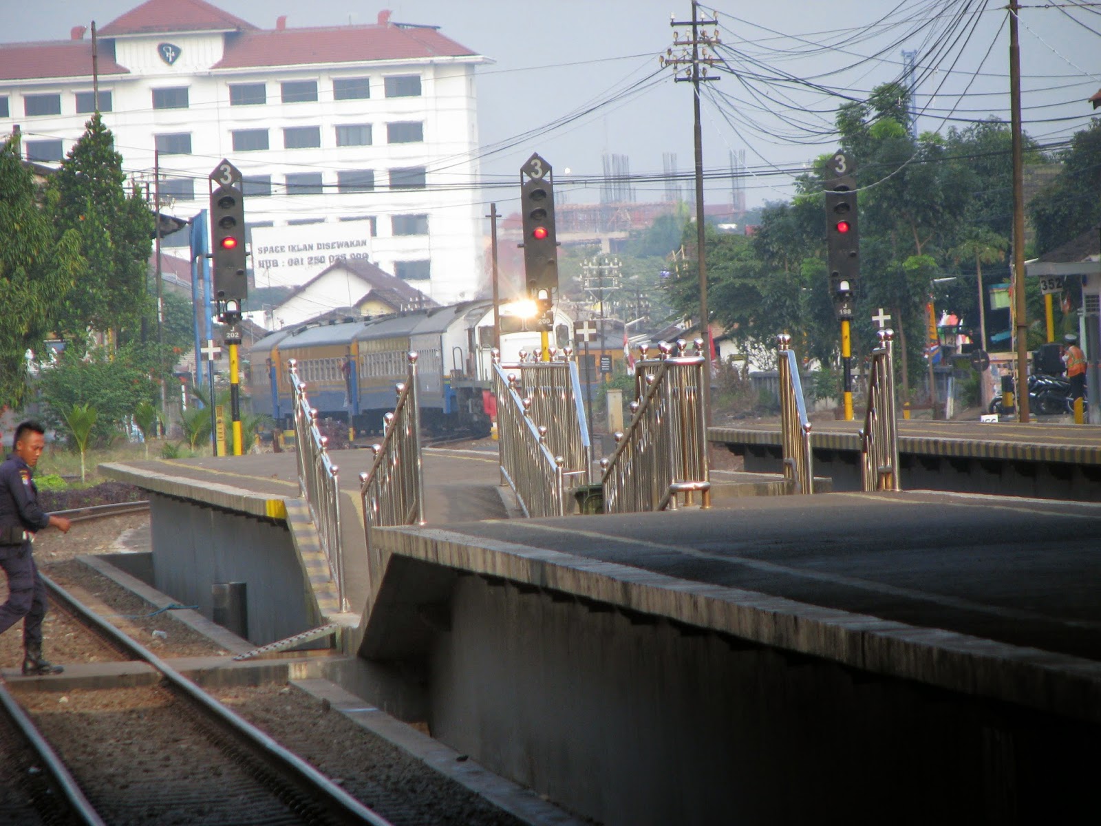 Kereta Api Indonesia: Rangkaian Progo Memasuki Stasiun Besar ...