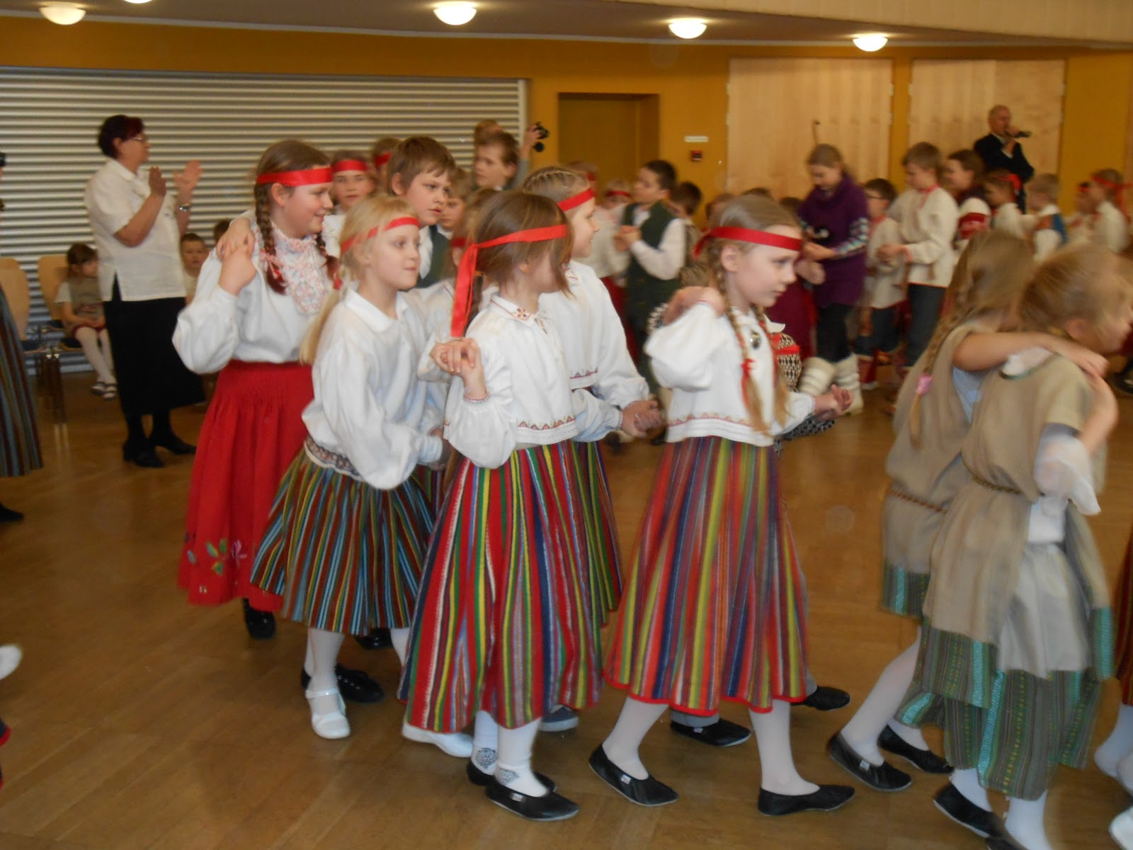 Pilvi klass: LASTE FOLKLOORIPÄEV KANDLES