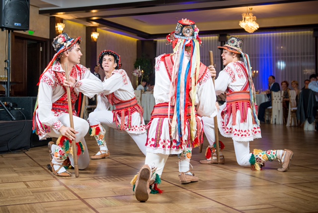 Ansamblul Folcloric Doinita: Calusul Oltenesc - Calusarii - Dansuri ...