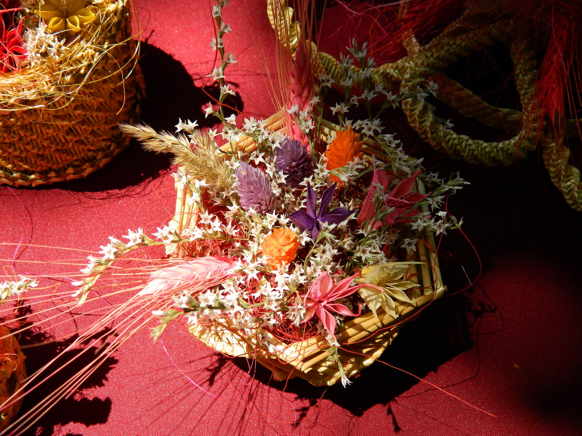 LA MULTI ANI, ROMANIA!: Cosulete cu flori