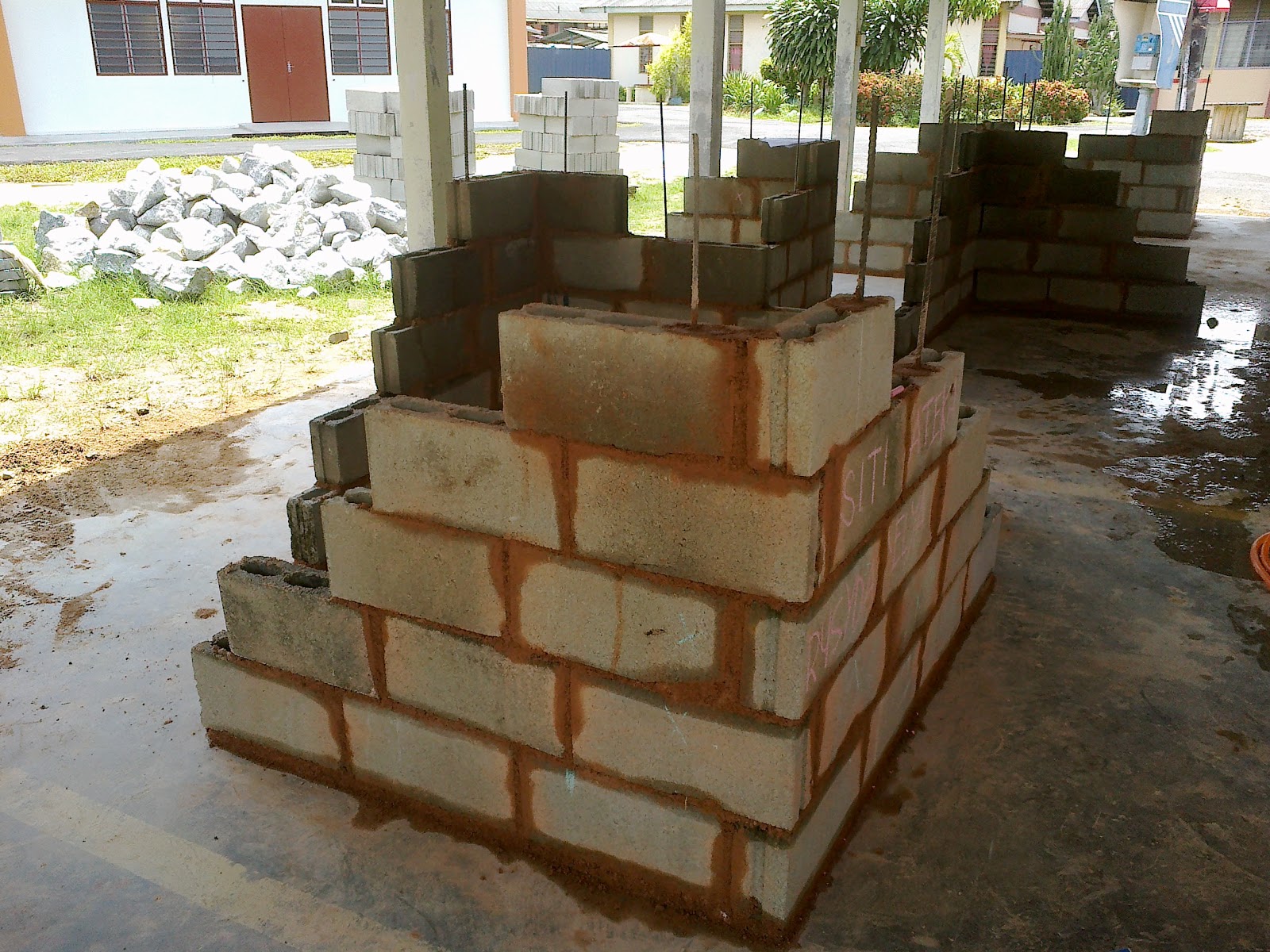 Teknologi Pembinaan: Amali memasang tetulang pada batu blok berongga.