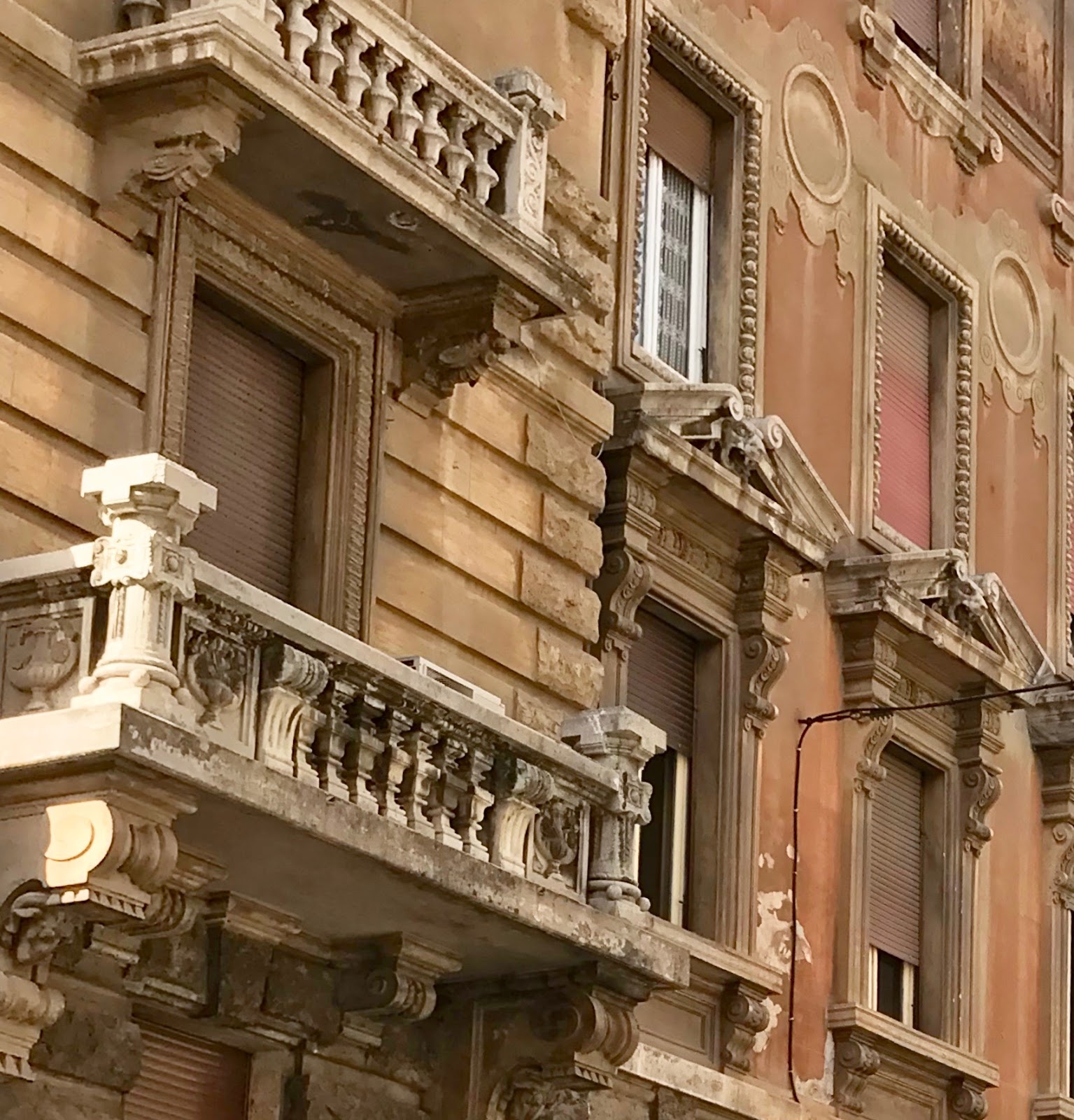 DriveByCuriosity: Architecture: The Beauty Of Rome`s Balconies