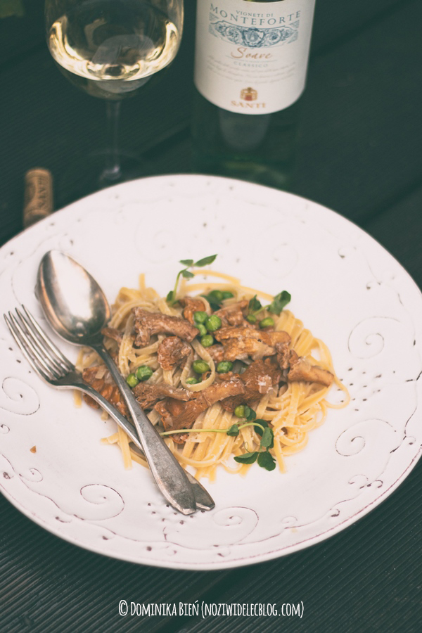 Bavette z groszkiem i kurkami + Santi Soave Classico Monteforte | Nóż i ...