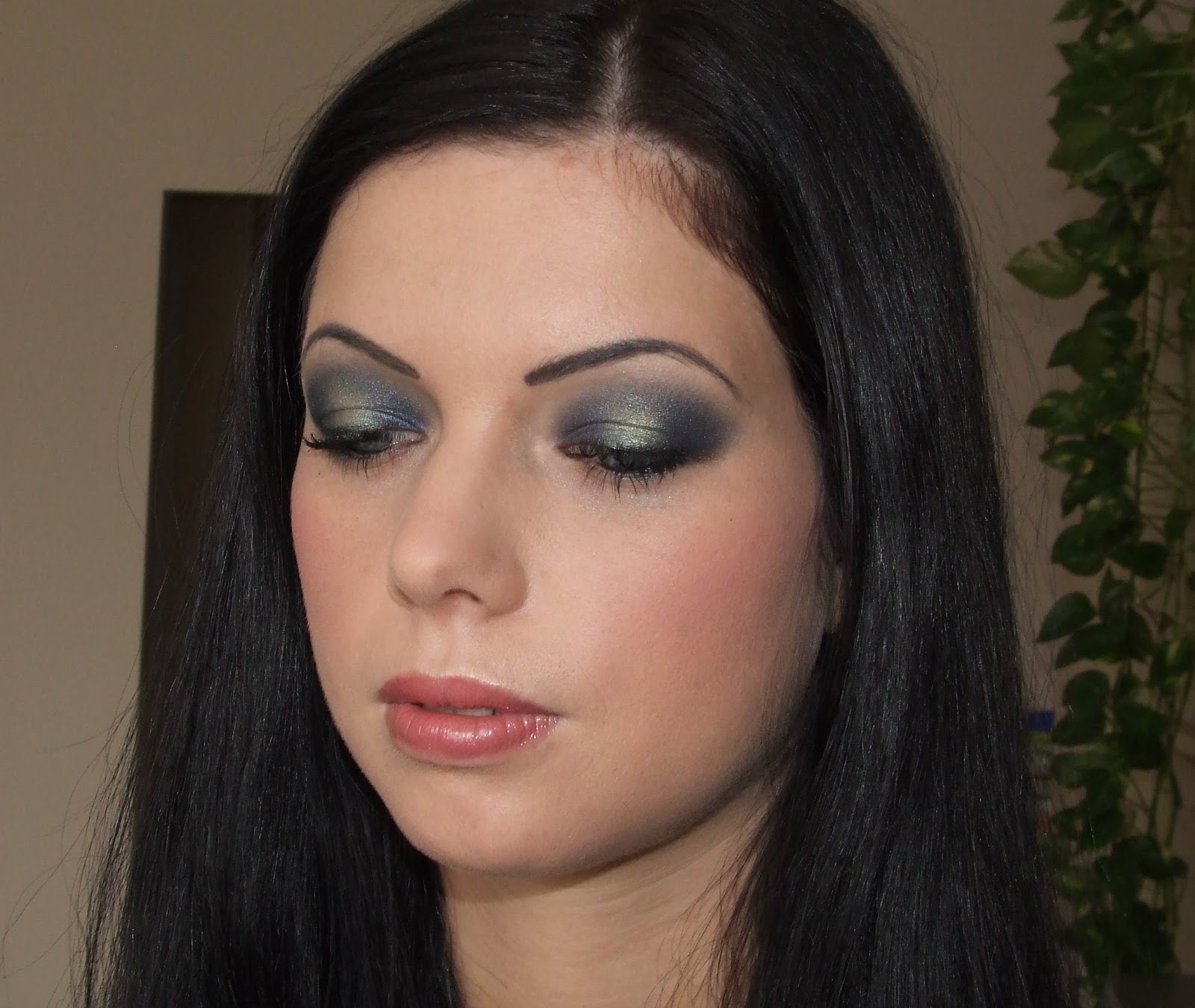 Katie Beauty: A távol ülő szemek step-by-step sminkje