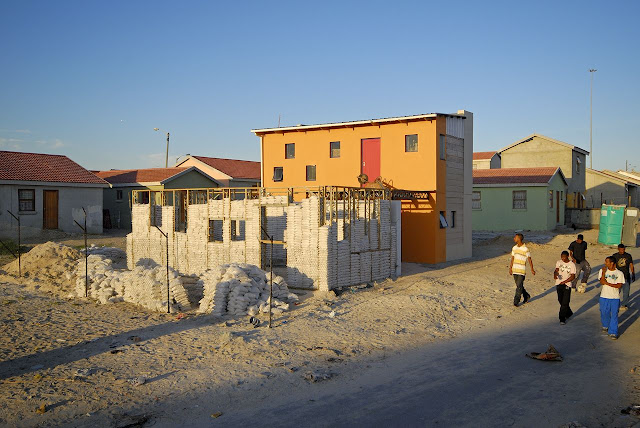 livin' spaces: Standing on Sand: The Sand Bag House by MMA Architects ...