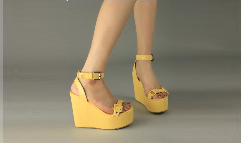 Motte Preorder: Single Strap Wedge