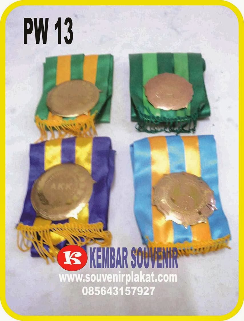 Jual souvenir perlengkapan wisuda samir, kalung, medali wisuda