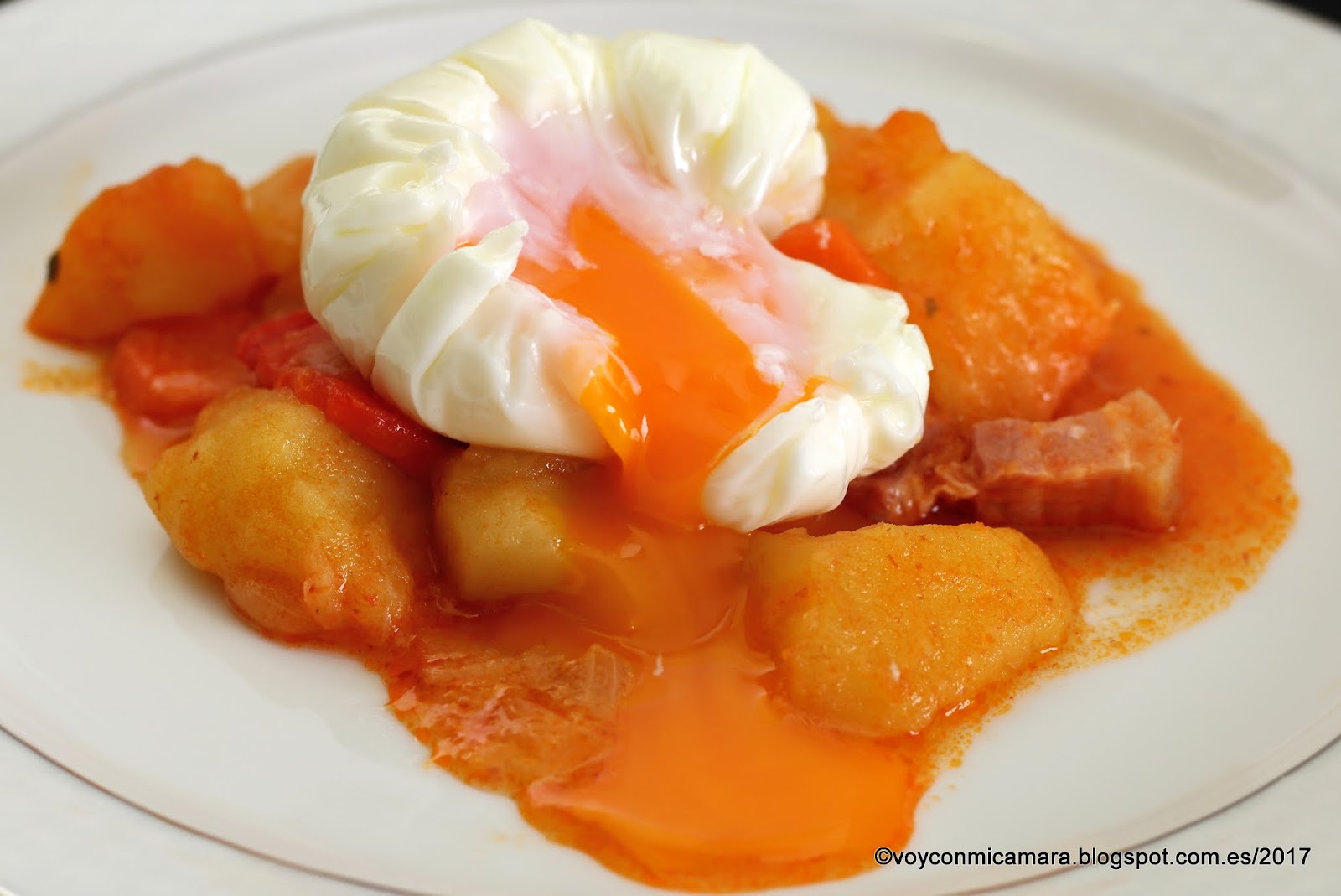 Patacas guisadas e ovo escalfado