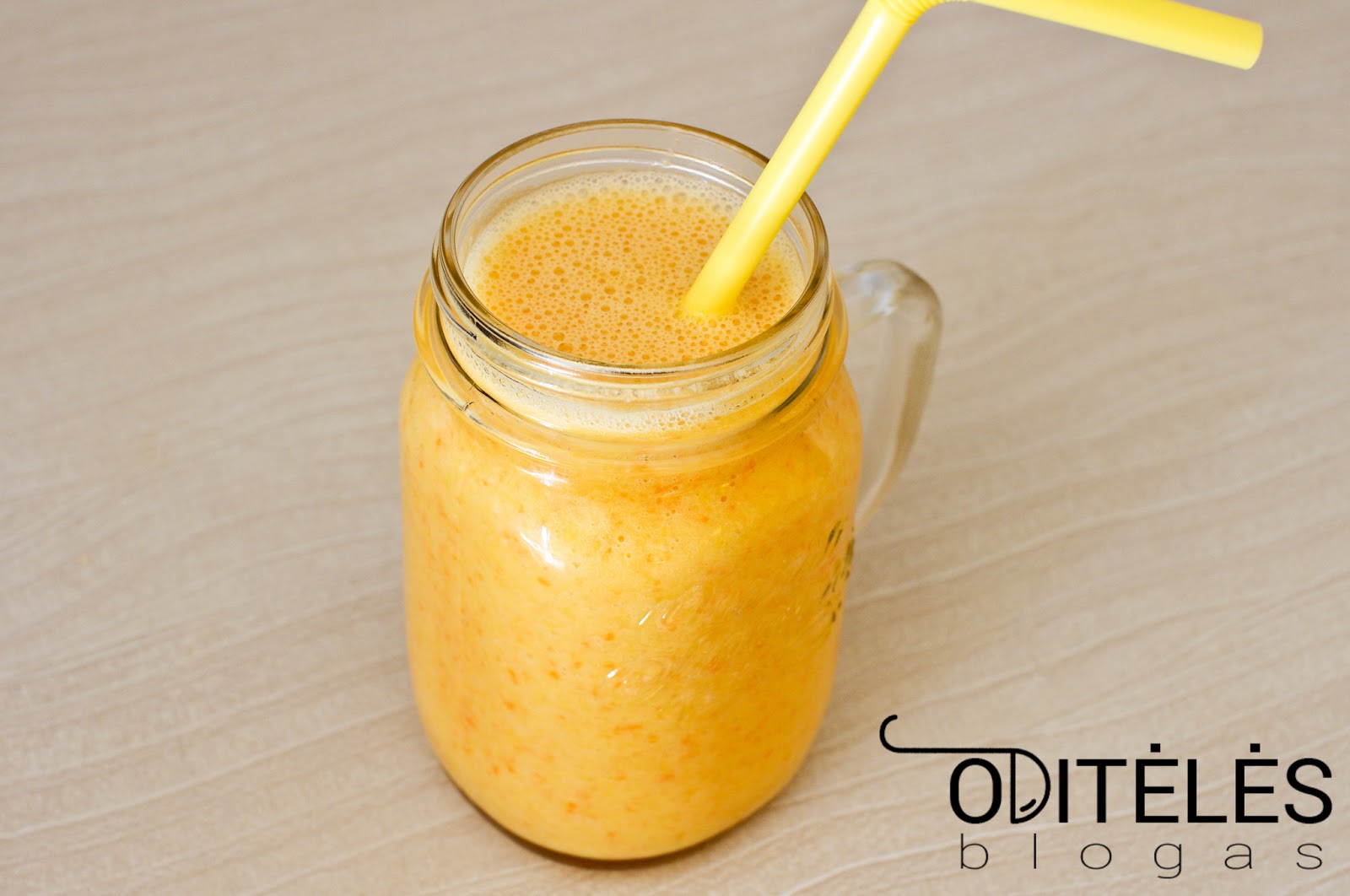 Oditėlės blogas: PERSIKO, MORKOS, APELSINO IR APELSINŲ SULČIŲ KOKTEILIS