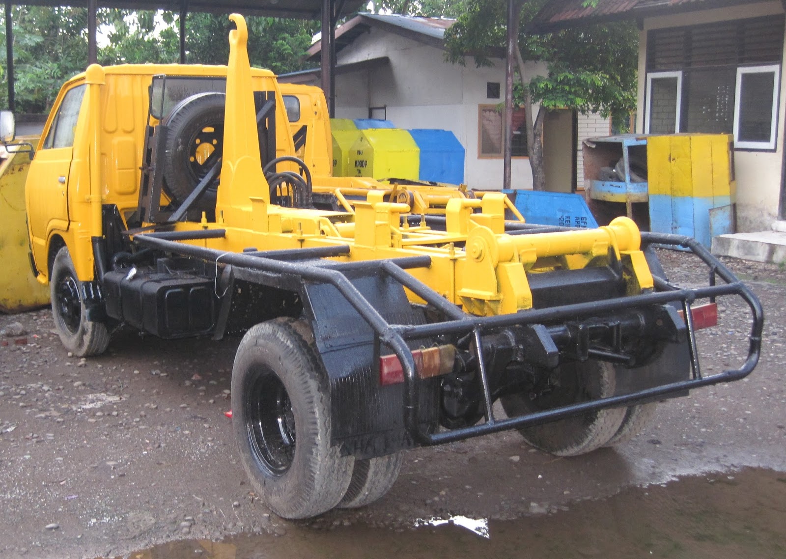 AMROLL TRUCK SAMPAH ~ UPT. PERSAMPAHAN