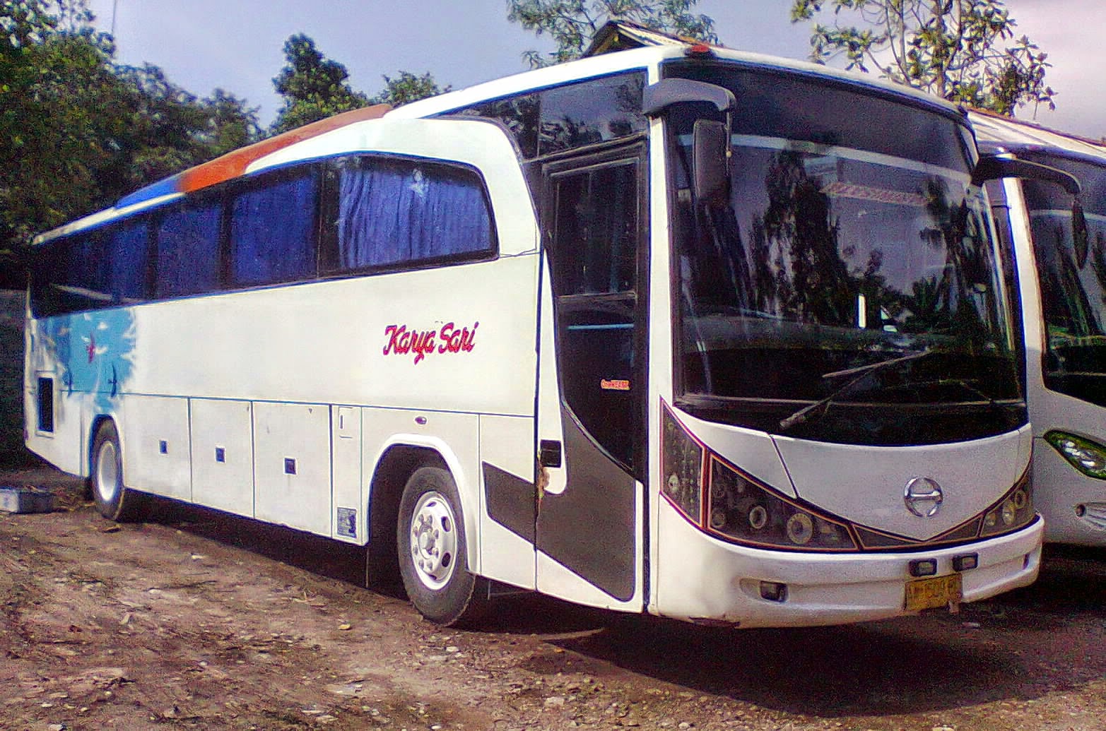 Makna Dan Arti Livery Laut Dan Lawet Pada Bus PO Karya Sari