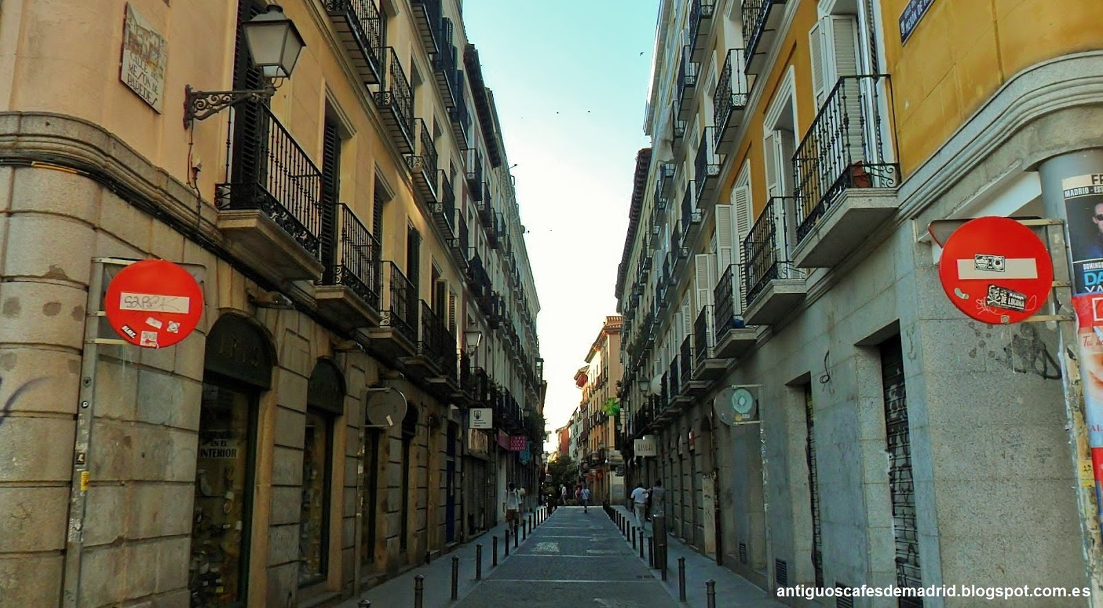 UNA PASTELERÍA Y UNA FUENTE EN LA CALLE DEL MESÓN DE PAREDES.
