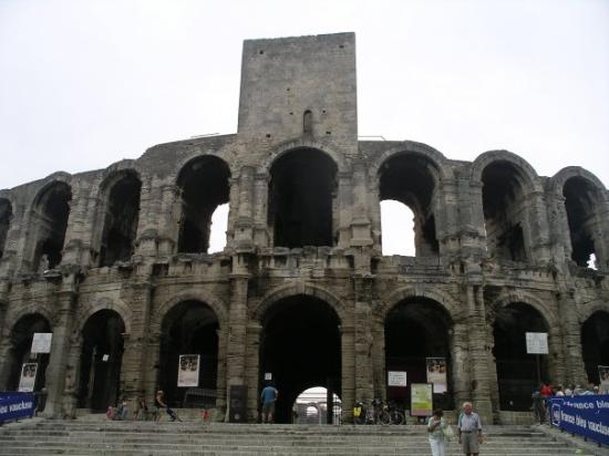 Agama-Agama Minor: 8 AMPHITEATER PENINGGALAN ROMAWI KUNO