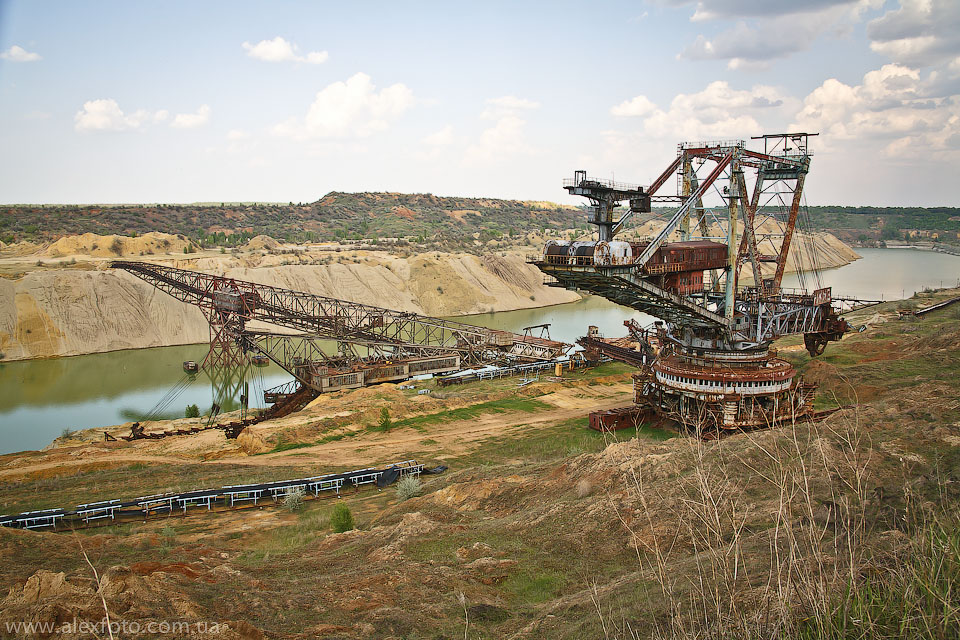 H.I.A.T. - Hey, I abandoned that!: Huge machine abandoned in Russia