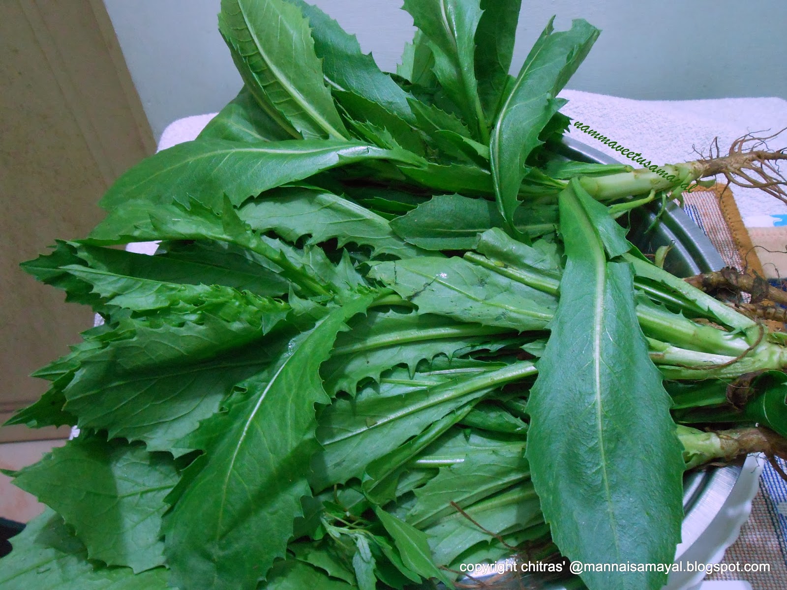 kalakkalsamayal: Kusum Greens and Sprouted Green Gram Stir Fry