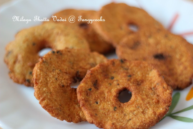 CONCOCTIONS OF A COOKAHOLIC !!!: Milagu Thattu Vadai/Anjaneyar Vadai