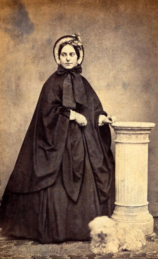 Victorian Widows: Graceful Photos of Young Women in Mourning Dresses ...