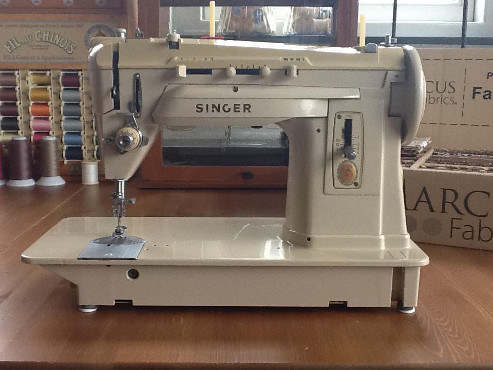 Those lovely Singer Featherweights (and other vintage sewing machines ...