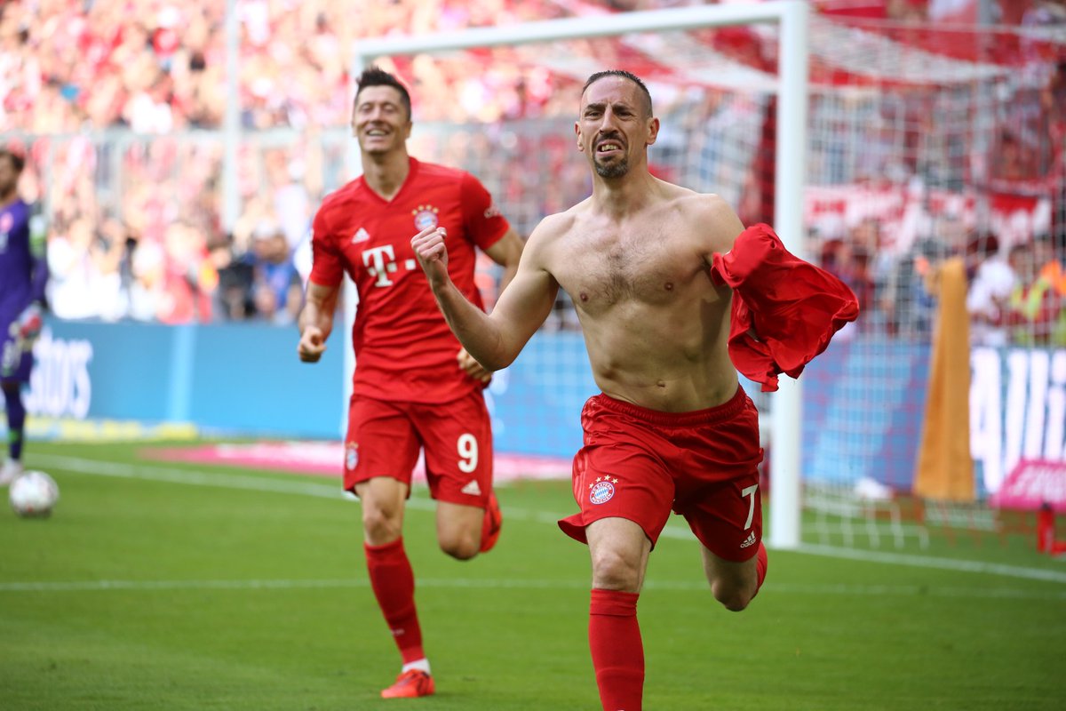 É CAMPEÃO! Com gols da dupla Robbéry, Bayern goleia o Frankfurt e ...