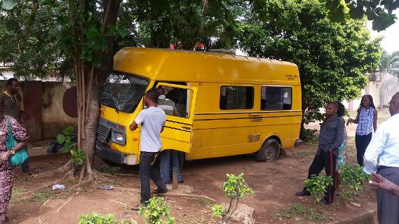 Commercial bus fails brake and hits tree in Ikeja (photo)