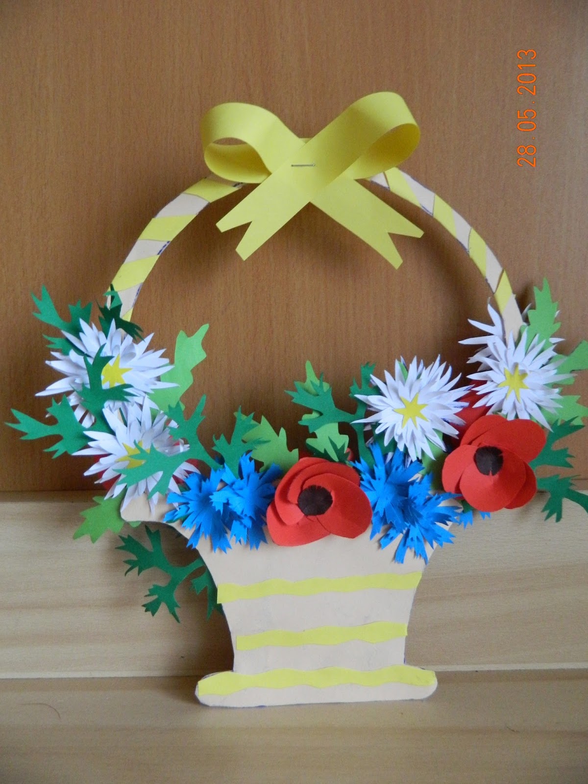 Cosulet cu flori de vara din hartie