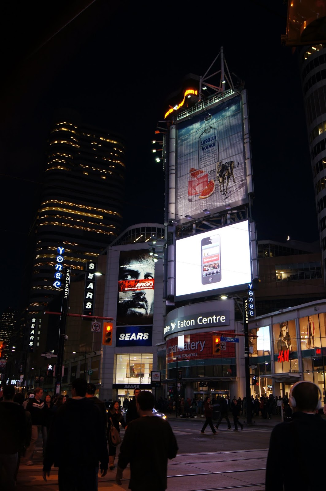 Mashed Thoughts: Dundas Square - Toronto, ON