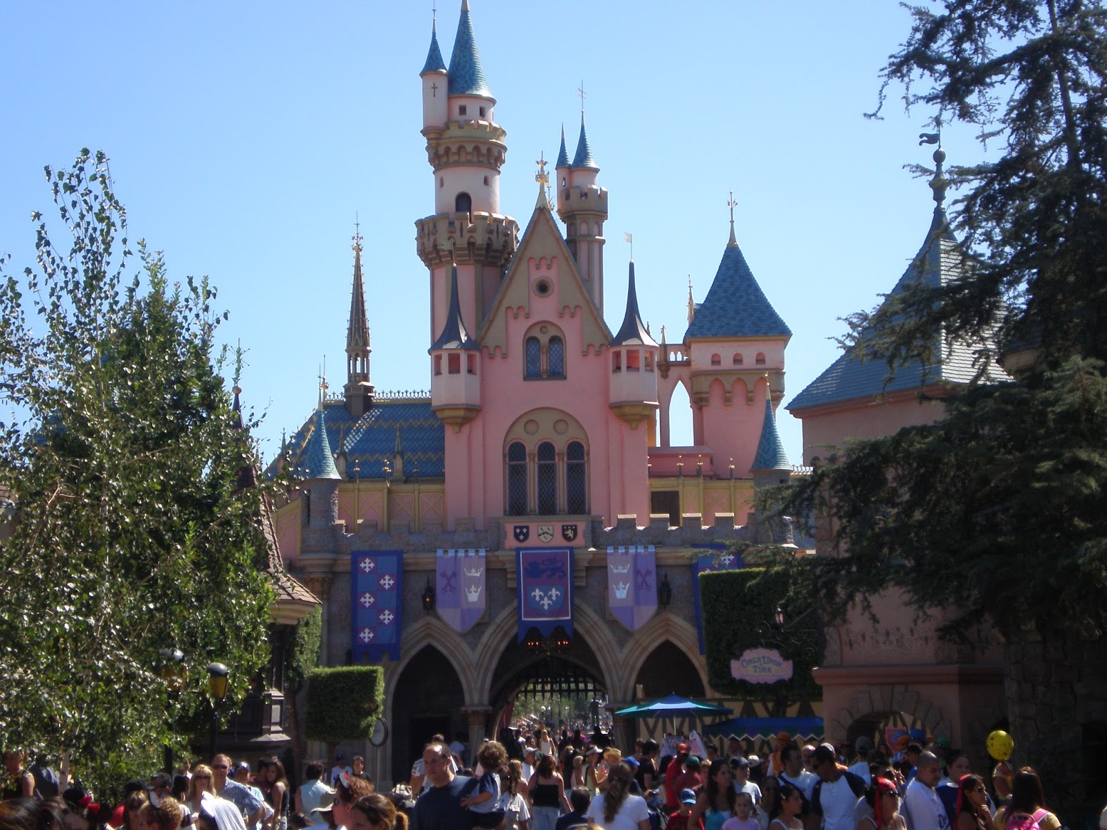 Disneyland: Disneyland Fantasyland Snow White Castle