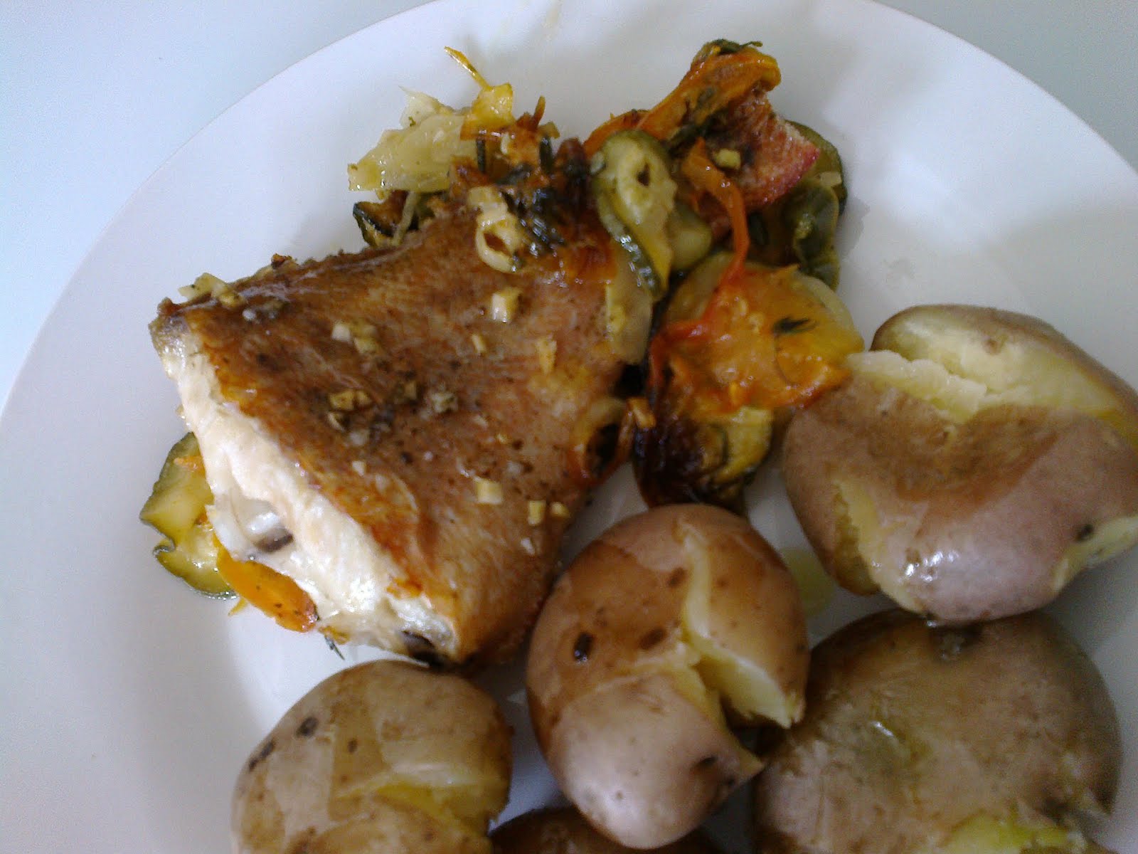 Guloso qb: Red fish assado no microondas com batata a murro