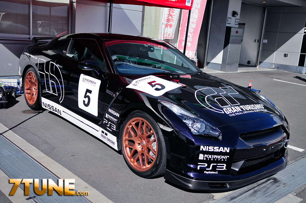 my inside: GRAN TURISMO® 5 Nissan GT-R R35 Spec V - KYOSHO 1/43