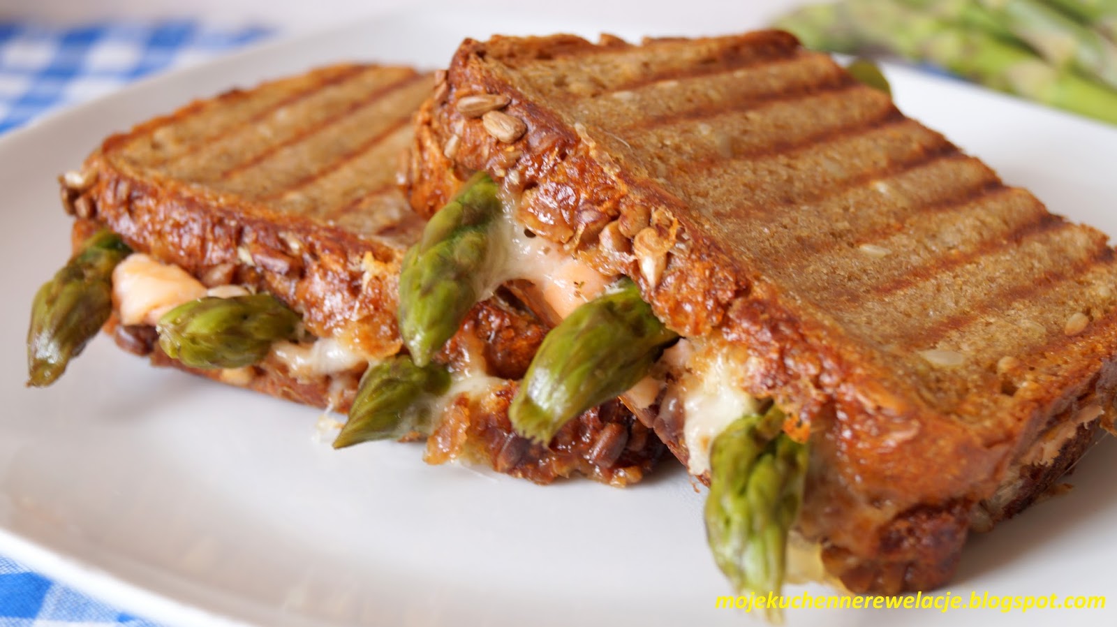 Moje Kuchenne Rewelacje : Tosty z łososiem, szparagami i mozzarellą