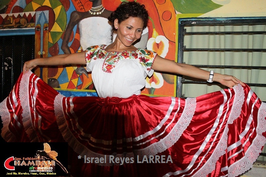 GRUPO FOLKLORICO CHAMBALÉ: PRESENTANDO EL TRAJE DE PINOTEPA NACIONAL