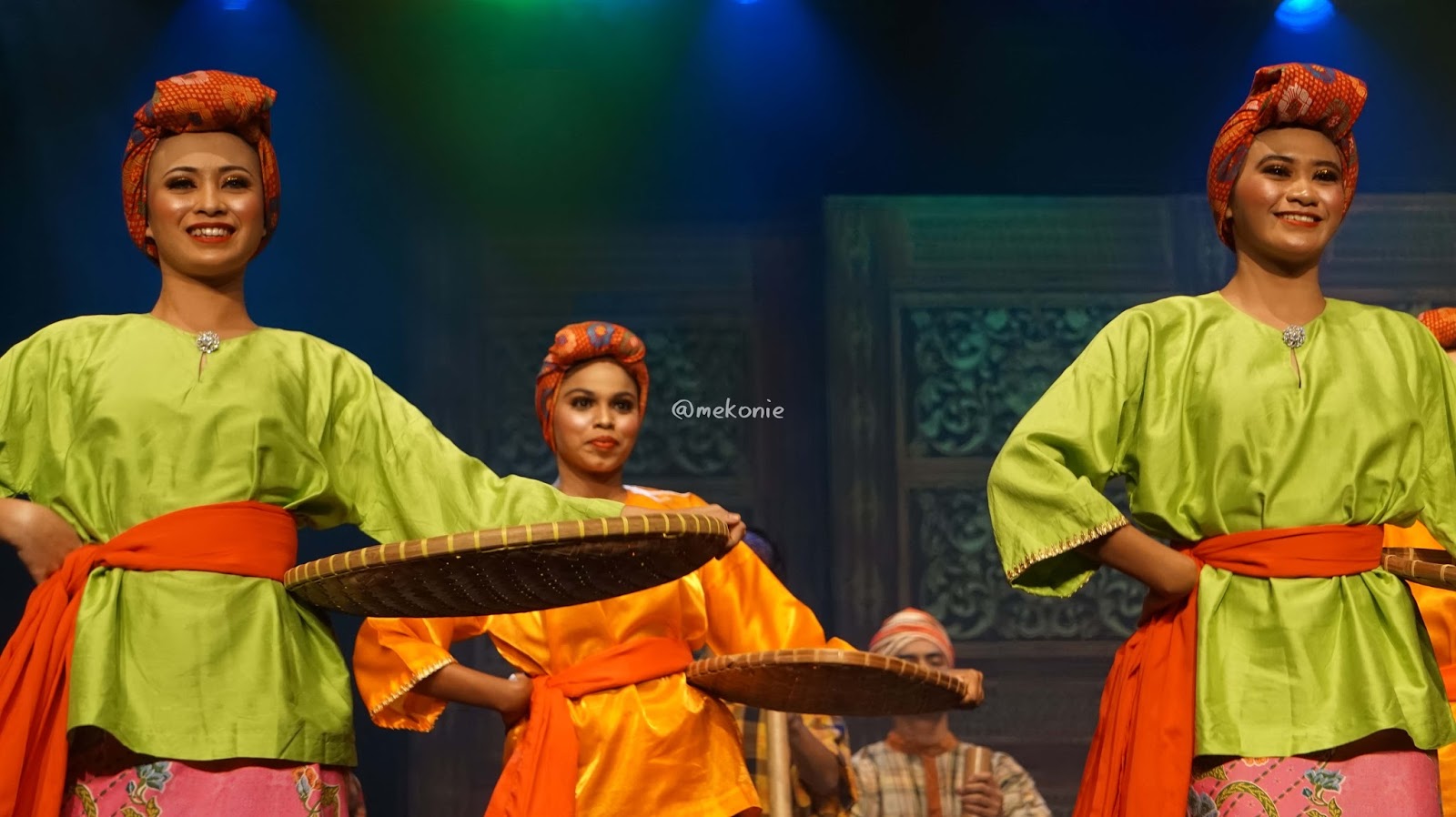 PANGGUNG SERI TRADISIONAL 2017: KOLEKSI TARI SERUMPUN - Mek Onie