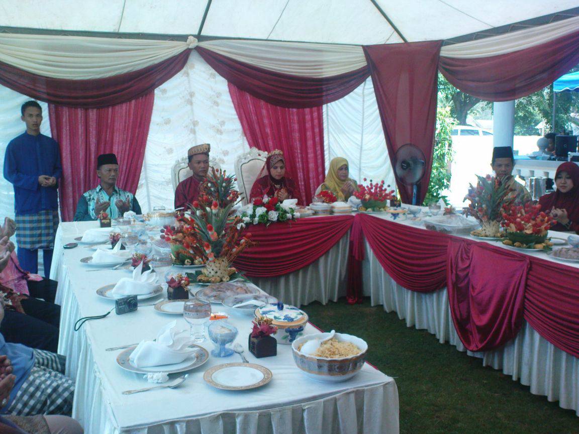PERKHIDMATAN KATERING (CATERING SERVICES): Meja Makan Beradab